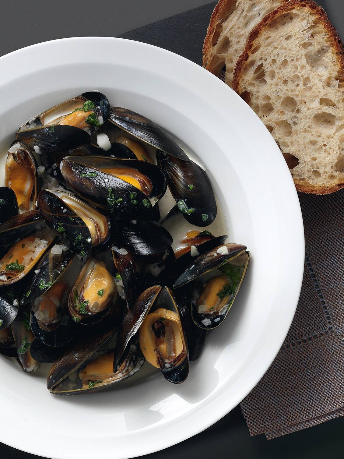 Vinkokta musslor på franska - Moules Marinières recept | AEG